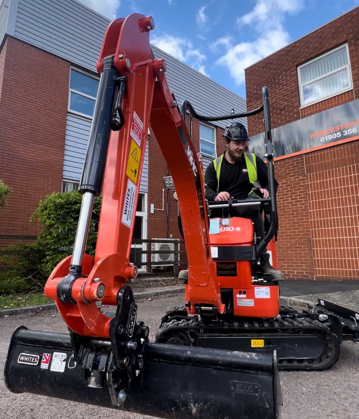 Micro Vs Mini Digger for Garden Projects – Which One Fits Your DIY ...